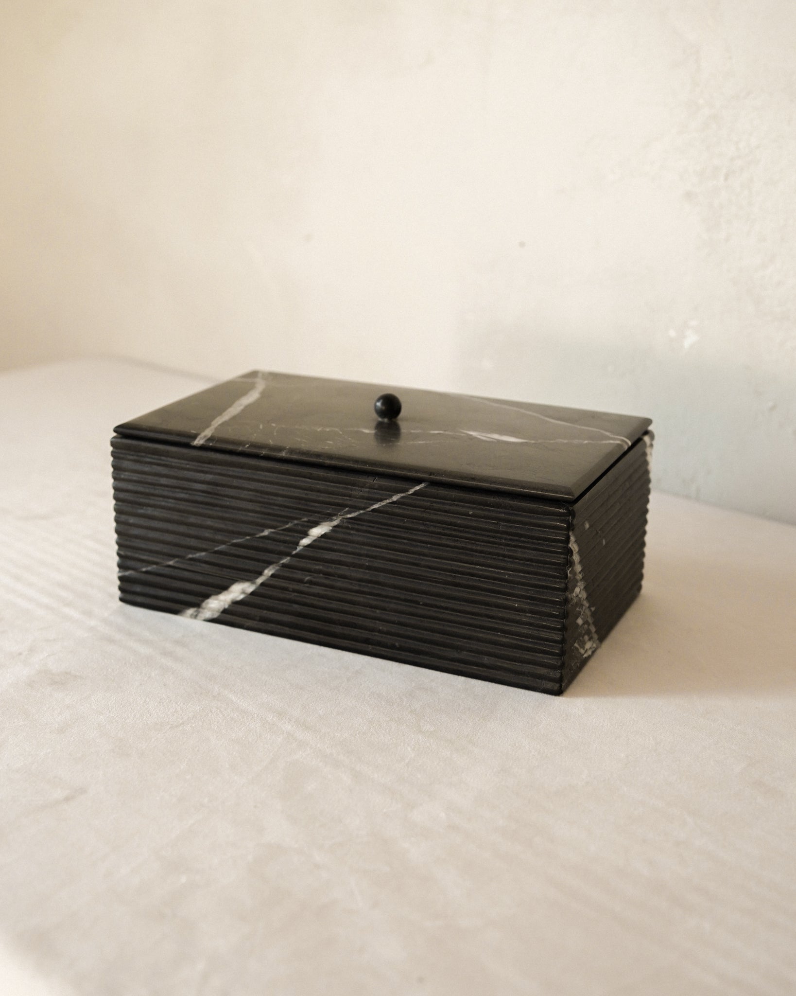 Noire Jupiter Box – LES Collection